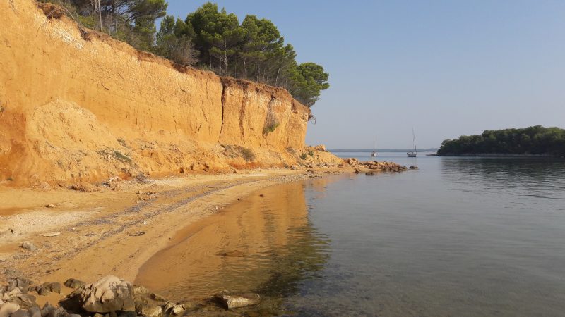 OTOK VRGADA Plaža Podbrizi - Kamo za vikend • Travelina