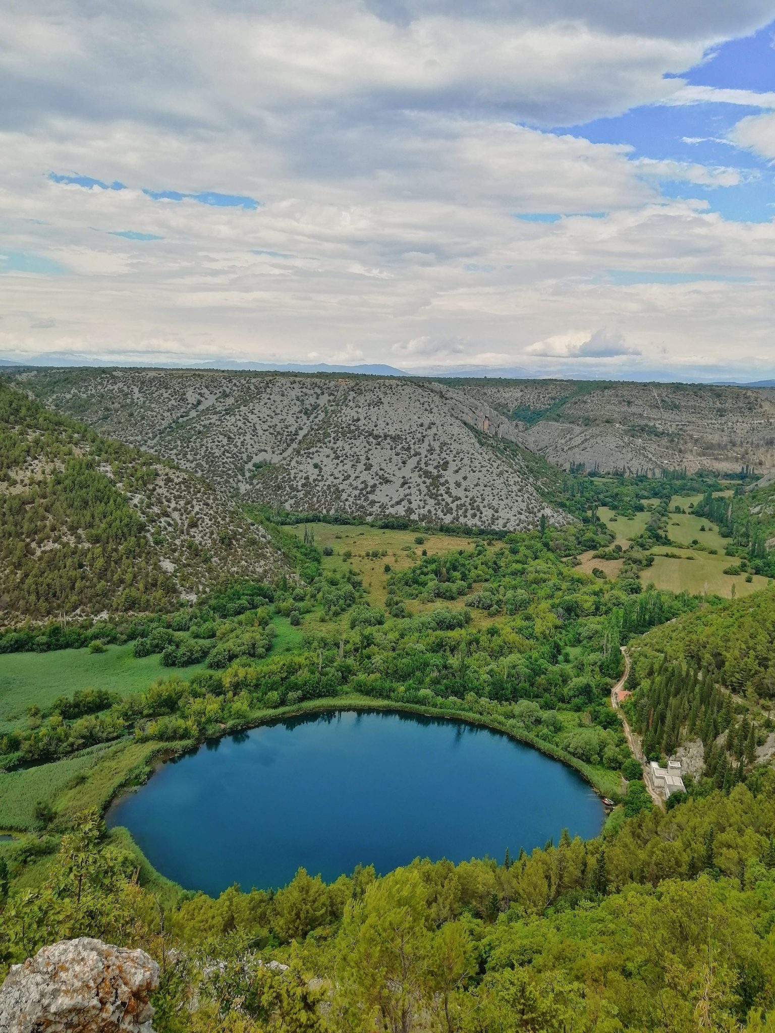 Jezero Torak – Čudo prirode i vrelo na rijeci Čikoli • Travelina