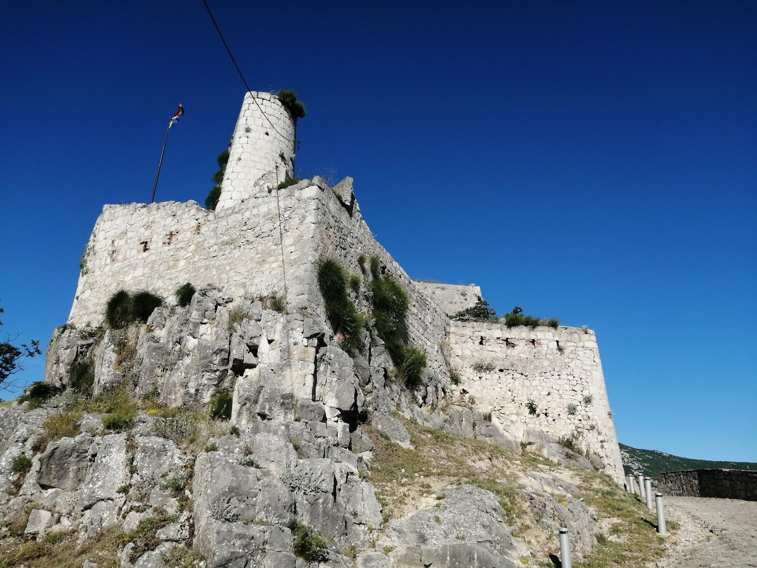 TVRĐAVA KLIS: Tko se kroz povijest IGRAO PRIJESTOLJA? • Travelina