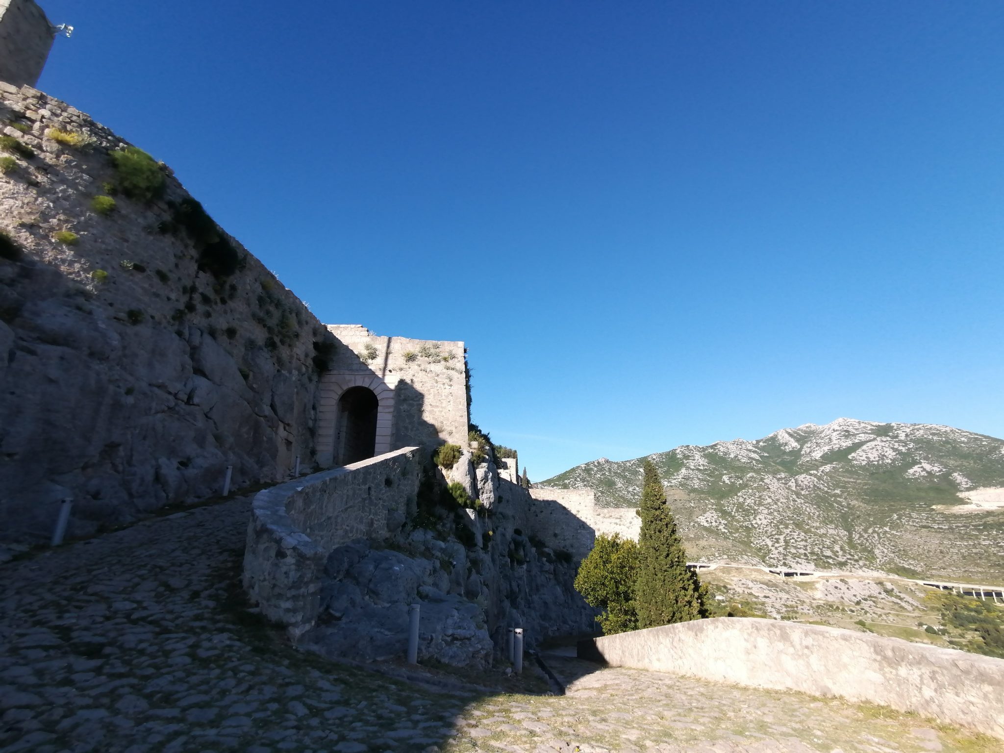 TVRĐAVA KLIS: Tko se kroz povijest IGRAO PRIJESTOLJA? • Travelina