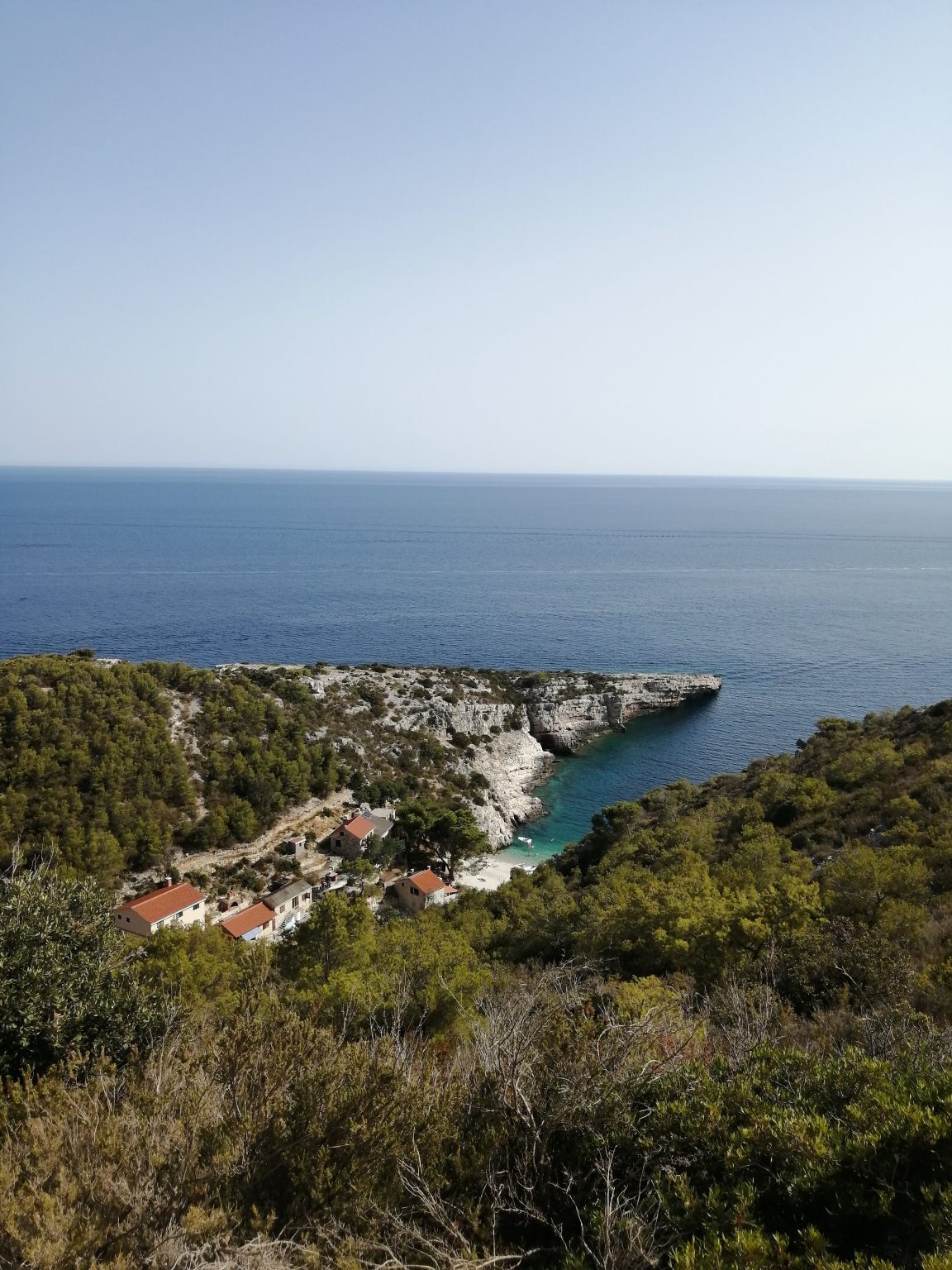 Uvala Pritišćina – kako do jedne od najljepših uvala na Visu • Travelina