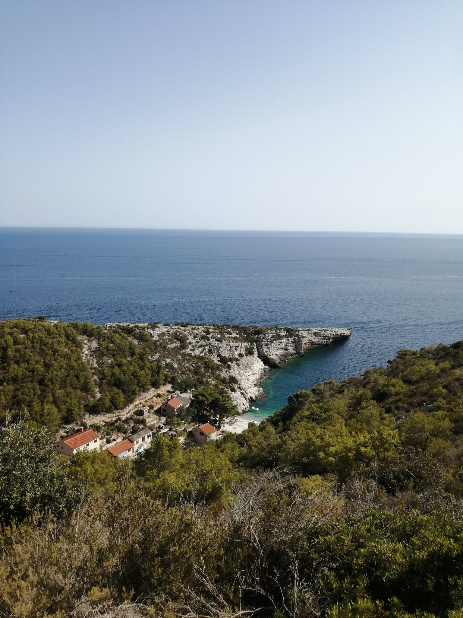 Uvala Pritišćina – kako do jedne od najljepših uvala na Visu • Travelina