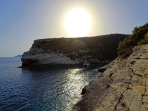 Uvala Pritišćina – kako do jedne od najljepših uvala na Visu • Travelina