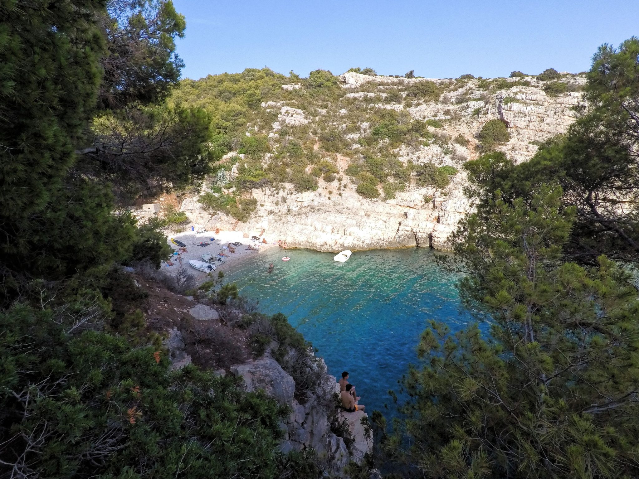 Uvala Pritišćina – kako do jedne od najljepših uvala na Visu • Travelina