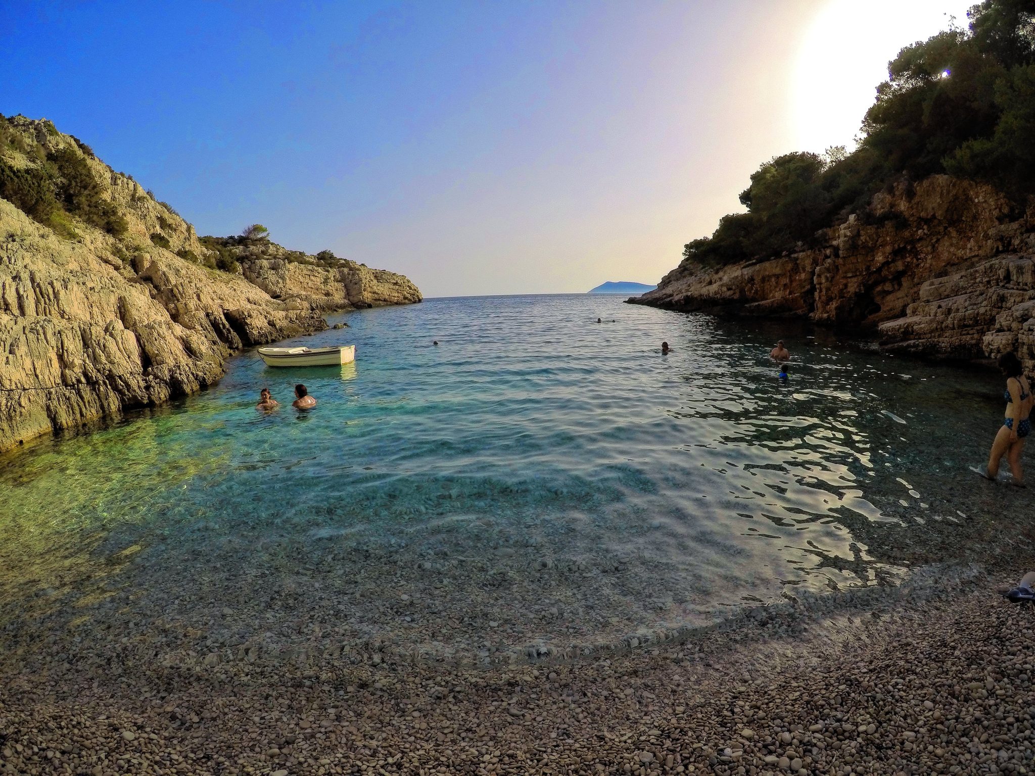 Uvala Pritišćina – kako do jedne od najljepših uvala na Visu • Travelina