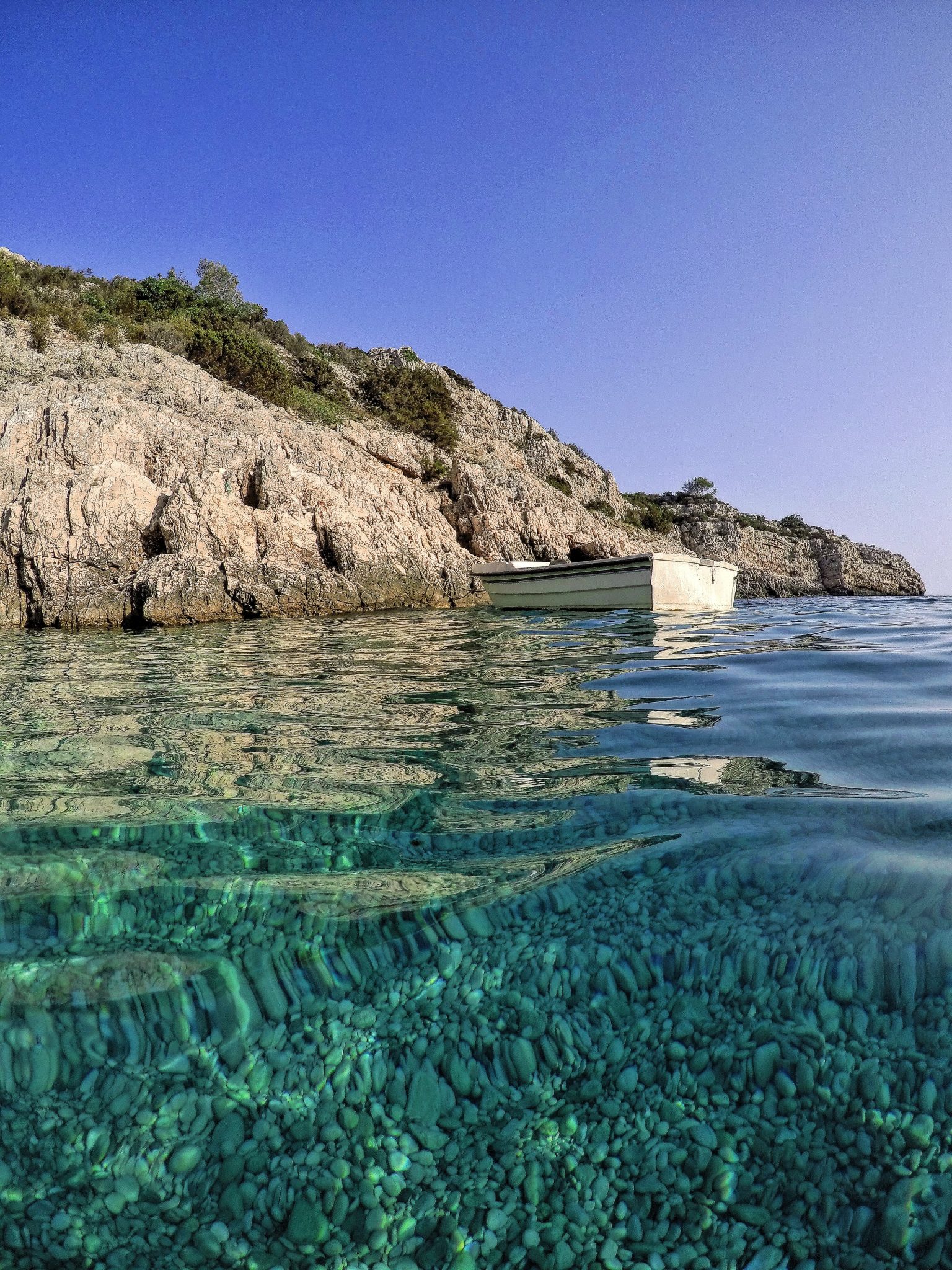 Uvala Pritišćina – kako do jedne od najljepših uvala na Visu • Travelina