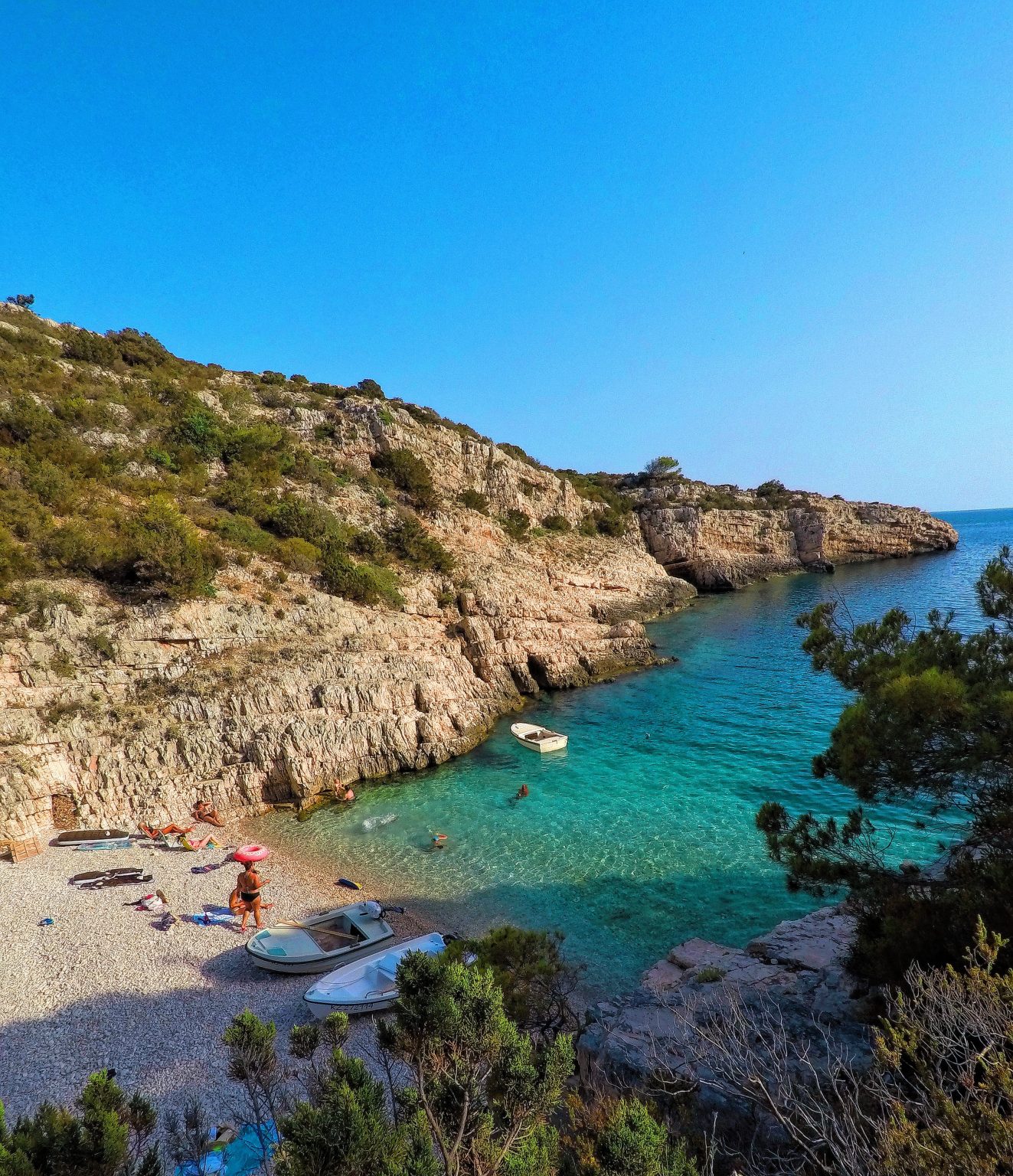 Uvala Pritišćina – kako do jedne od najljepših uvala na Visu • Travelina