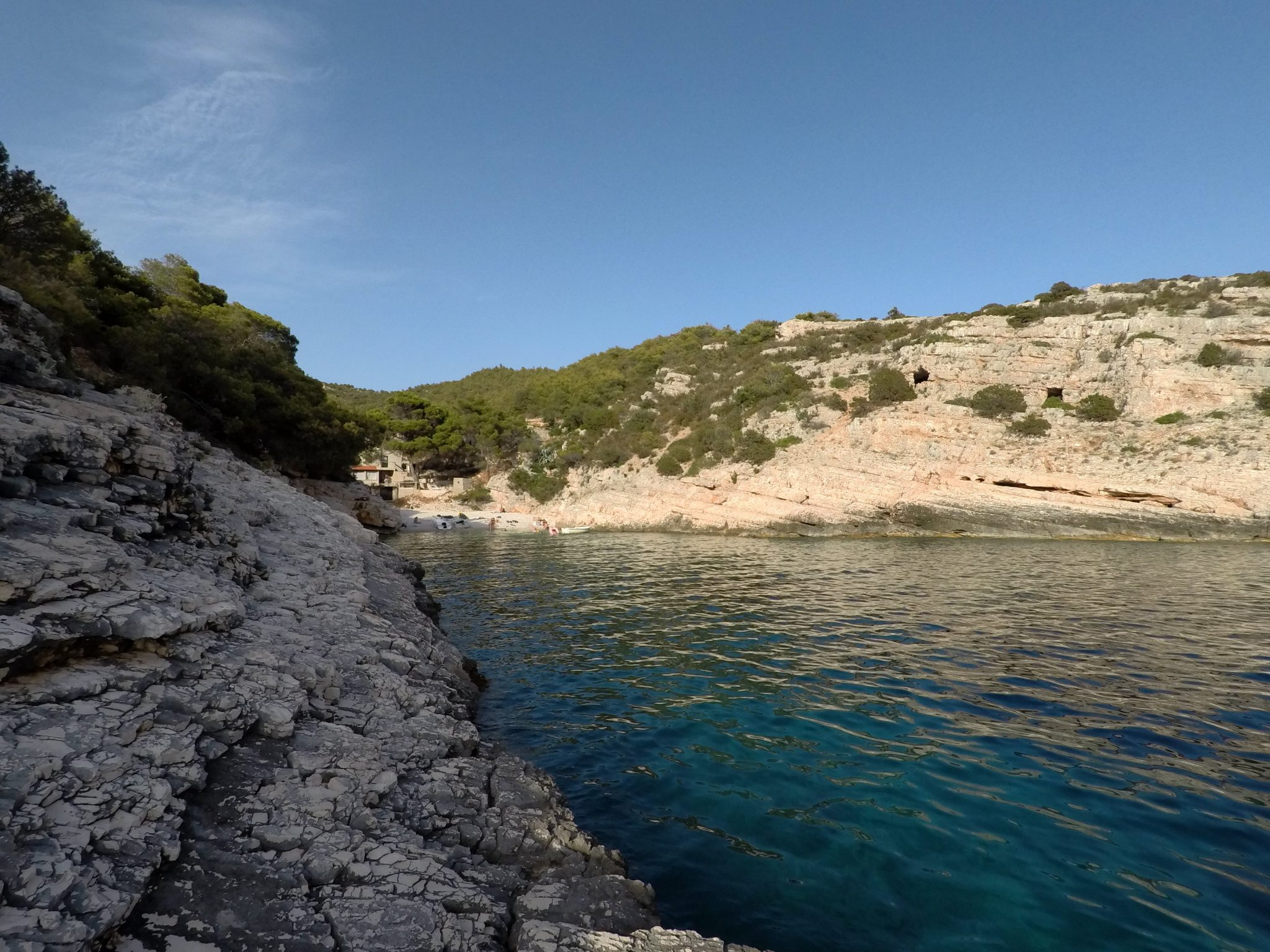 Uvala Pritišćina – kako do jedne od najljepših uvala na Visu • Travelina