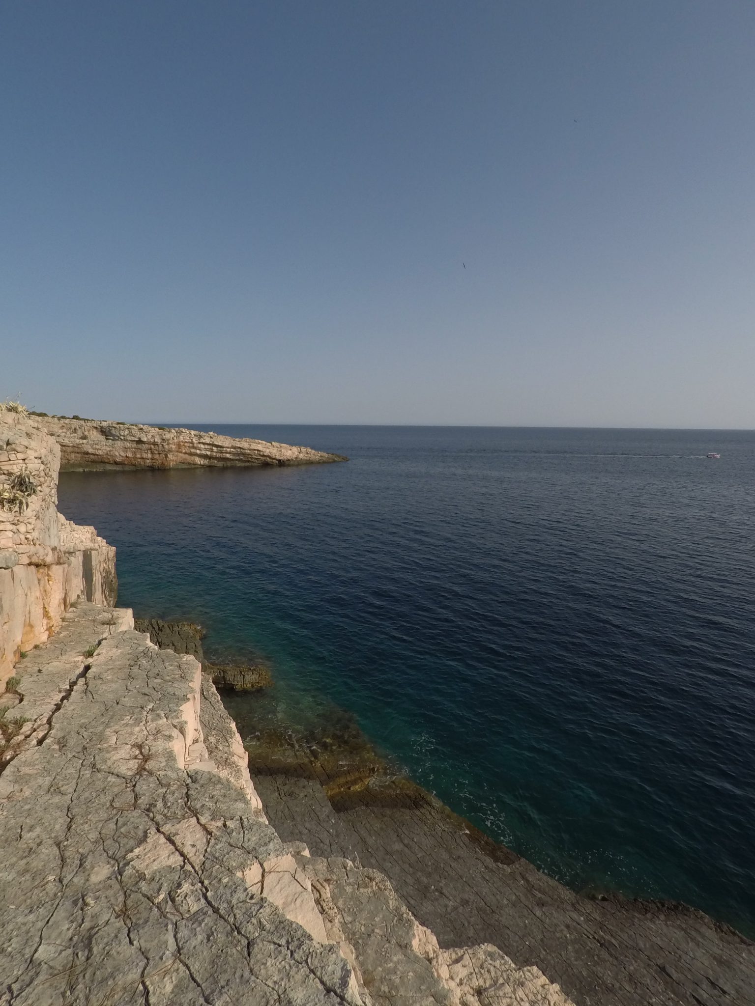 Uvala Pritišćina – kako do jedne od najljepših uvala na Visu • Travelina